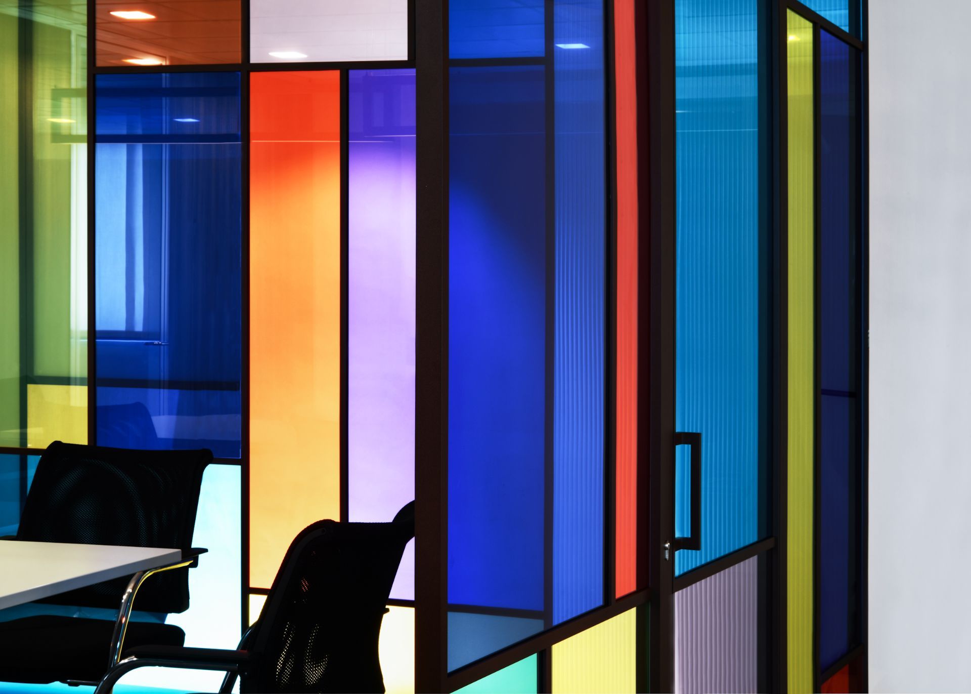 Design moderno con pareti in vetro decorate e colorate | Vetroin